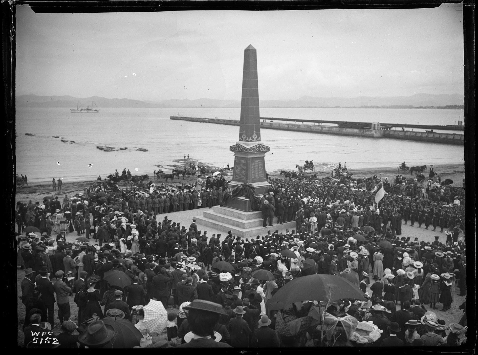 Cook monument unveiling - Tairawhiti Museum